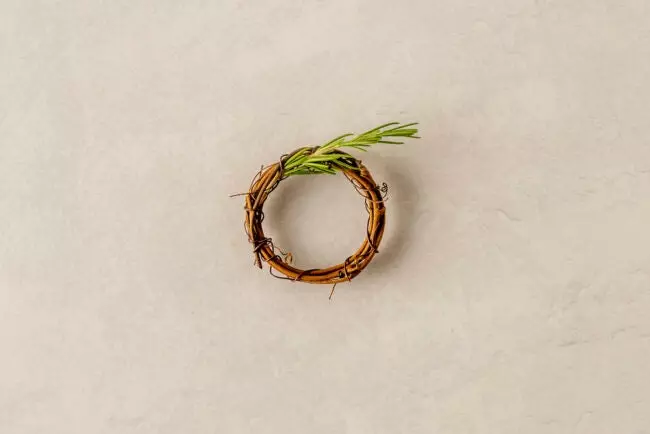 imibono yokuhlobisa ikhaya -- DIY napkin ring wreath