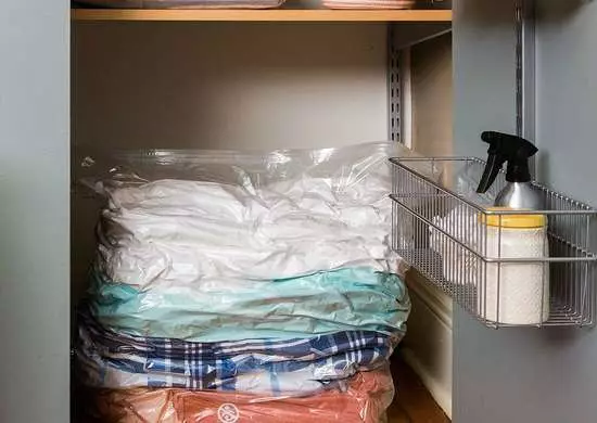 Segella la roba i la roba de llit al buit per estalviar espai