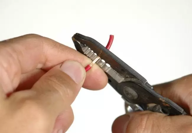 Kako skinuti žicu - pomoću alata za skidanje žice