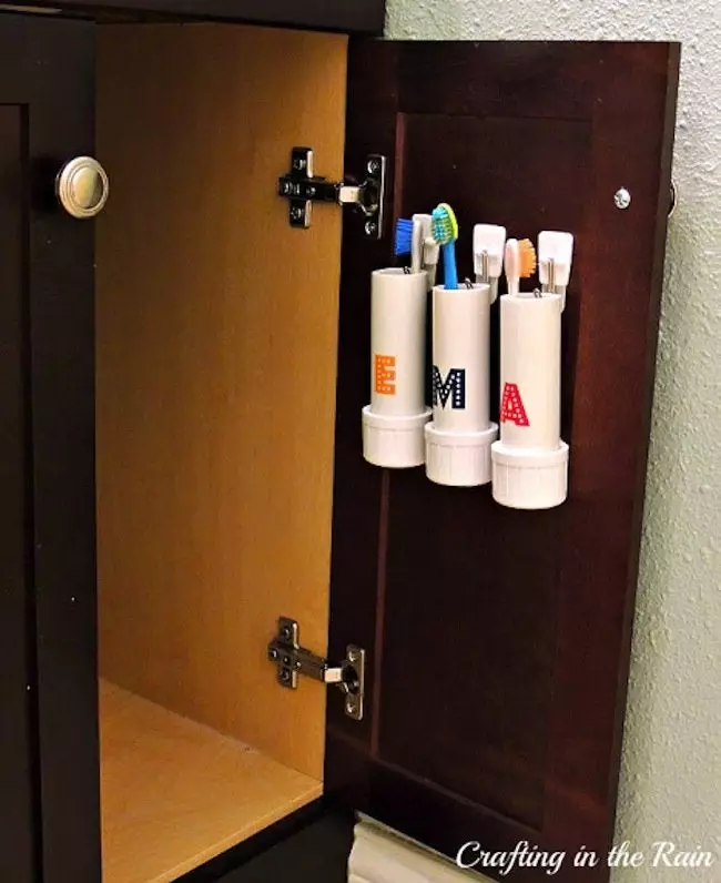 Hängende Zahnbürstenhalter aus PVC-Rohr