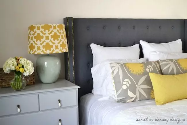 የመጨረሻ DIY Wingback Headboard