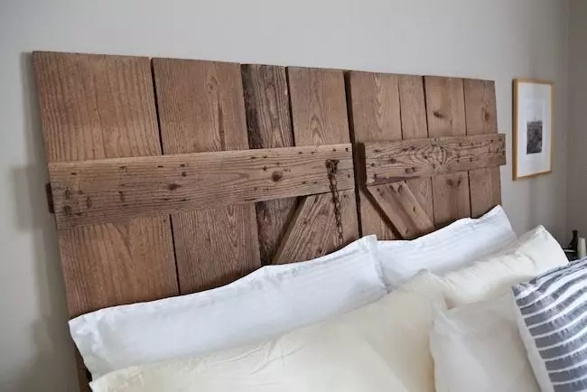 Zagłówek do drzwi stodoły DIY z poduszką