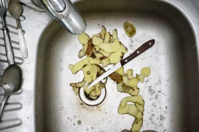 Nu măcinați cojile de cartofi atunci când utilizați un gunoi