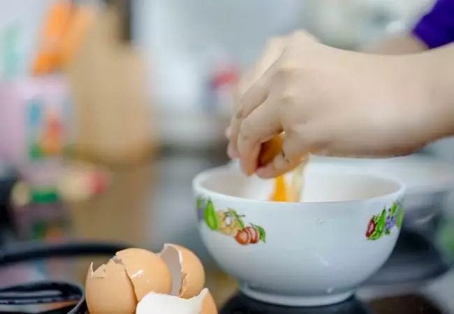 Hogyan távolítsuk el a kávéfoltokat – tojás