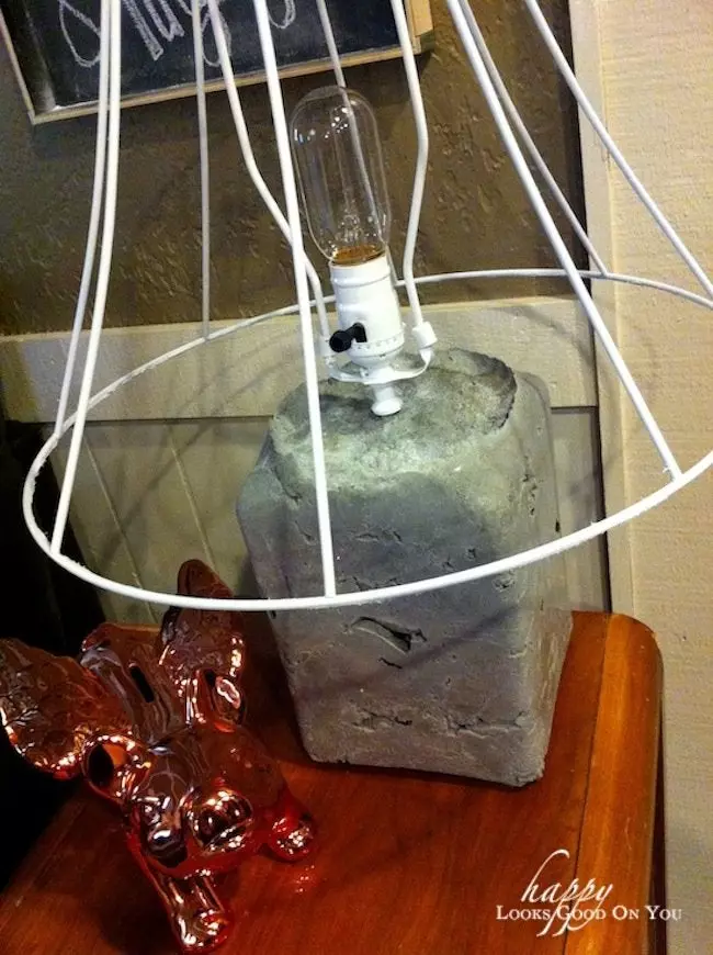 Afgewerkte DIY-betonlamp