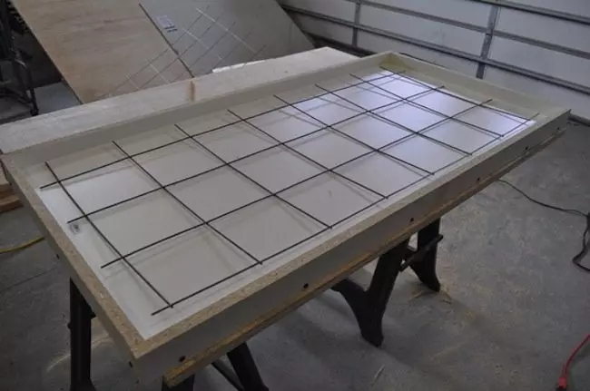 Huzal-megerősítés barkács betonasztalhoz