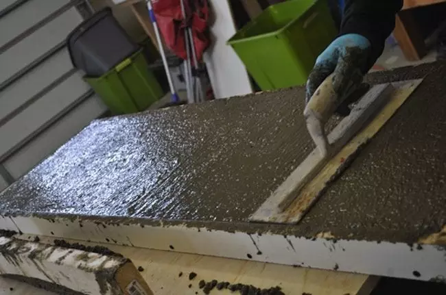 Hladký DIY betonový stůl s hladítkem