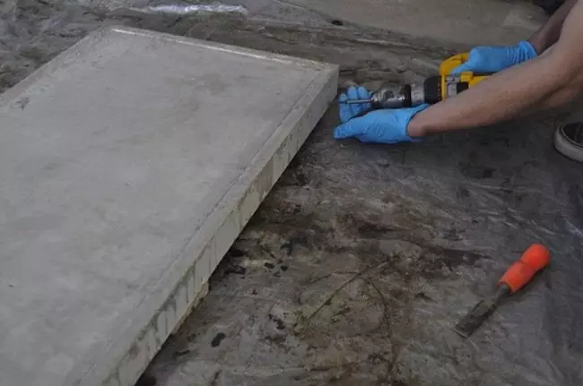 Извлеките бетонный стол своими руками из формы