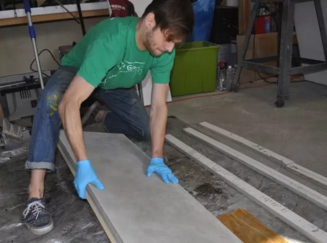 Переворачивание бетонного стола своими руками