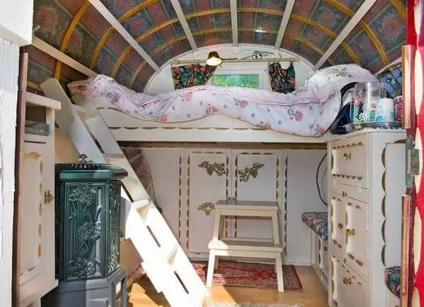 ロマキャラバン：美しい二段ベッド