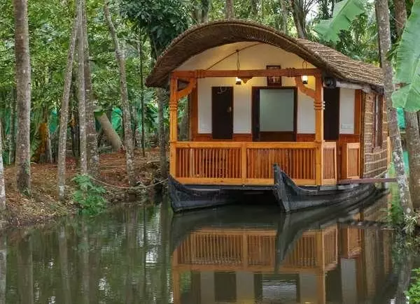 Husbåt i trærne i Kerala, India