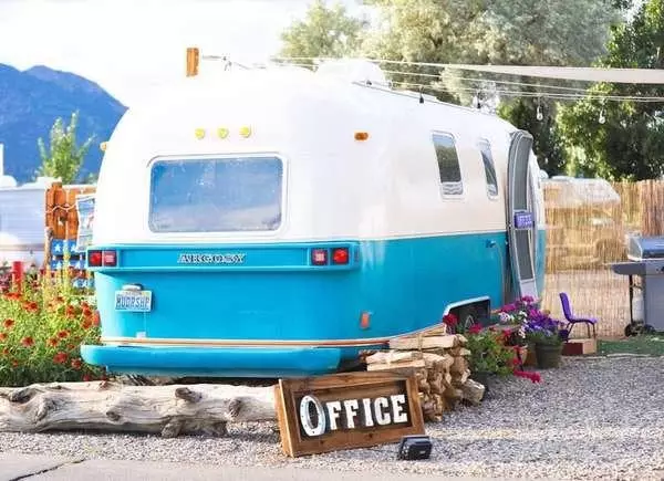 Camper inspirovaný Baja v Bridgeportu v Kalifornii