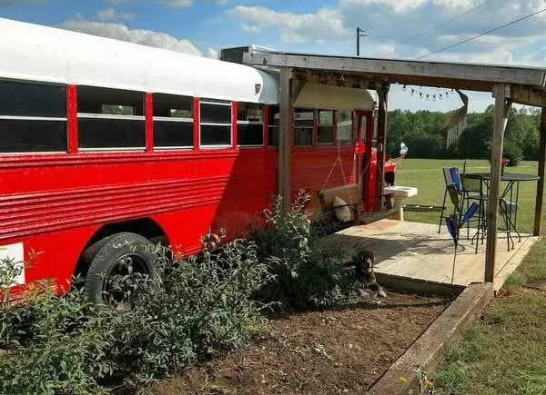 Přestavěný školní autobus v Shelby, Severní Karolína