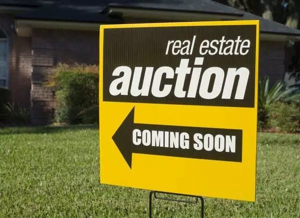 Агент по недвижимости продает свой дом с аукциона