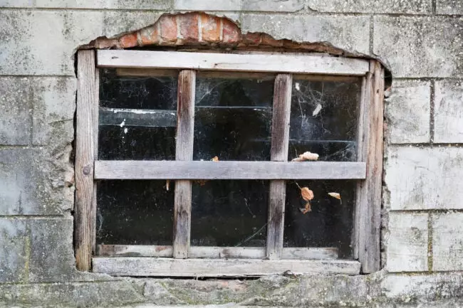 deteriorare structurală a ferestrei de la subsol fisurate