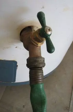 Hoe een boiler af te tappen - ventiel
