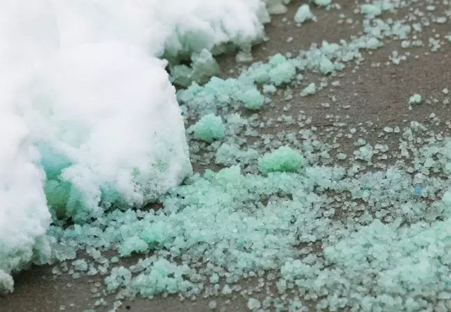 Kā noņemt ledu no piebraucamā ceļa – ar magnija hlorīdu