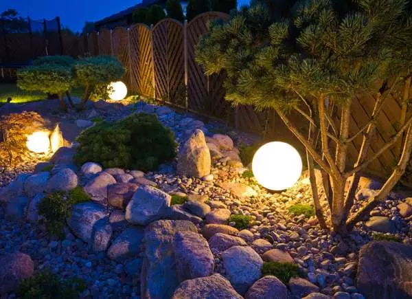 岩石花园中的圆形灯