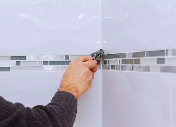 Kuweka sealant kwa tile