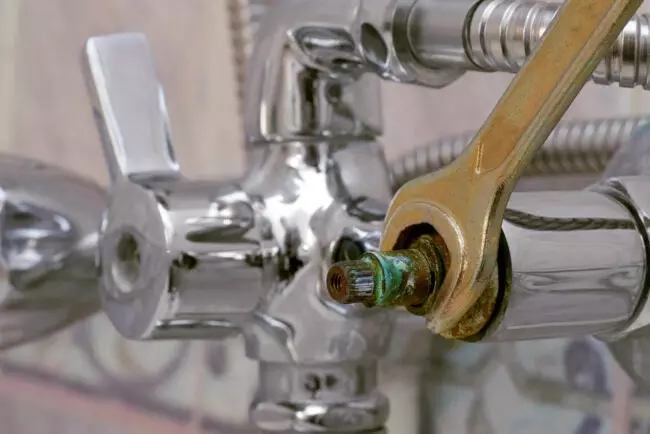 как да поправите течащ кран - подмяна на дефектен керамичен дисков патрон, покрит с варовик в смесител за душ с помощта на гаечен ключ