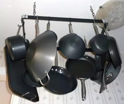 從櫥櫃囚禁中解放您的鍋碗瓢盆：安裝鍋架