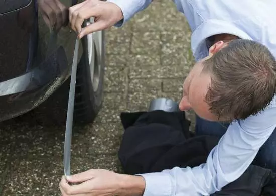 Slik reparerer du bilen din med gaffatape