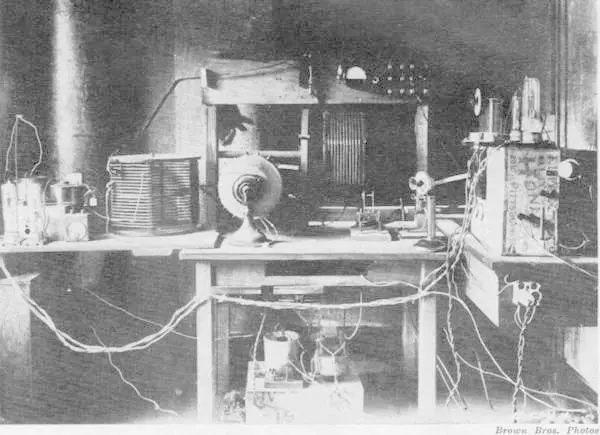Estación de radio inventada nun garaxe