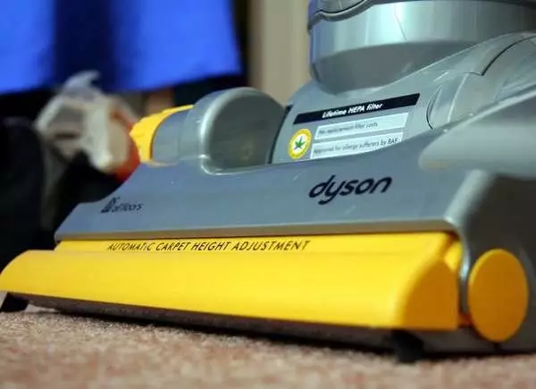 Naimbento ang Dyson Vacuum sa isang Garahe