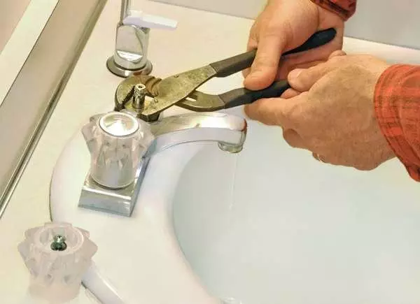 Opriți un robinet care curge înlocuind mașina de spălat