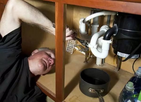 Remediați un furtun defect de la robinet de sub chiuvetă