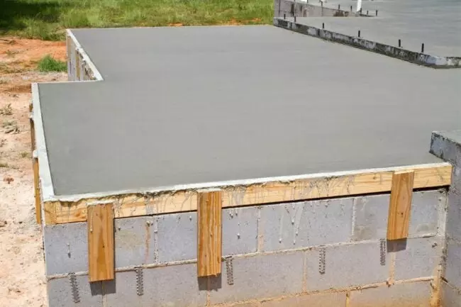 Як плитаи бетонӣ чанд пул аст?