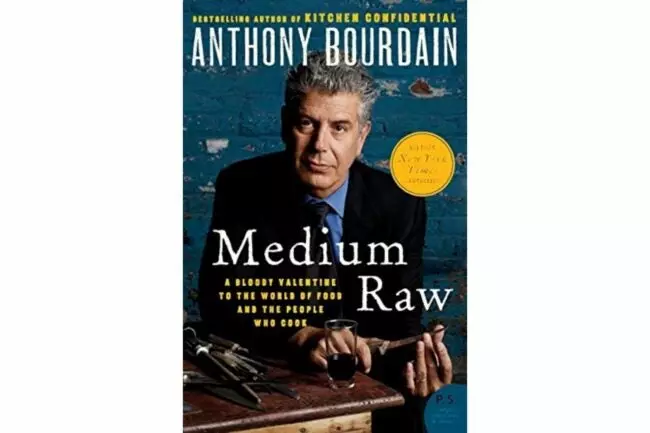 La migliore opzione per i regali di viaggio: Medium Raw di Anthony Bourdain