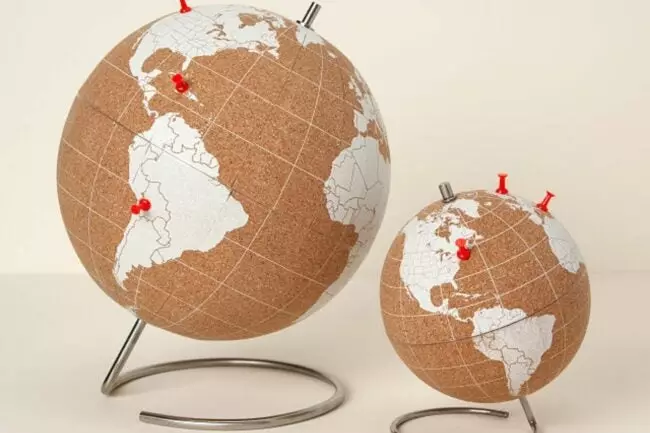ตัวเลือกของขวัญสำหรับการเดินทางที่ดีที่สุด: World Traveller's Cork Globe