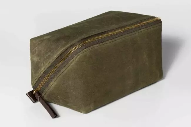La millor opció de regals de viatge: kit de cremallera diagonal d'oliva per a homes de Goodfellow and Co