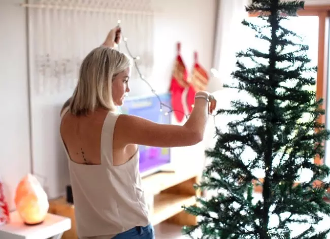 クリスマスツリーにライトを付ける方法