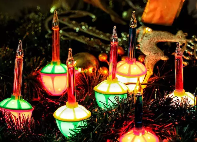 πώς να βάλετε φωτάκια σε ένα χριστουγεννιάτικο δέντρο