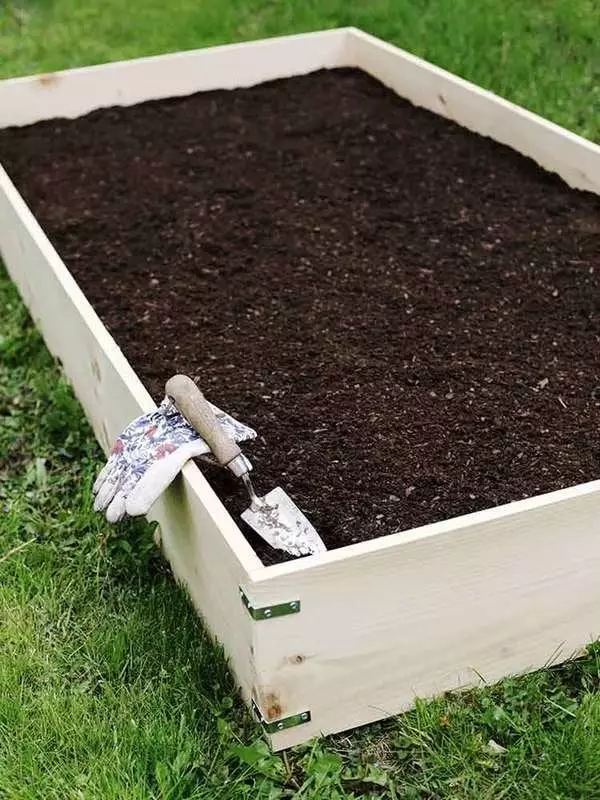 DIY zvýšená záhradná posteľ