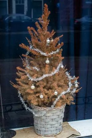 decoração de férias de mini árvore de natal morta