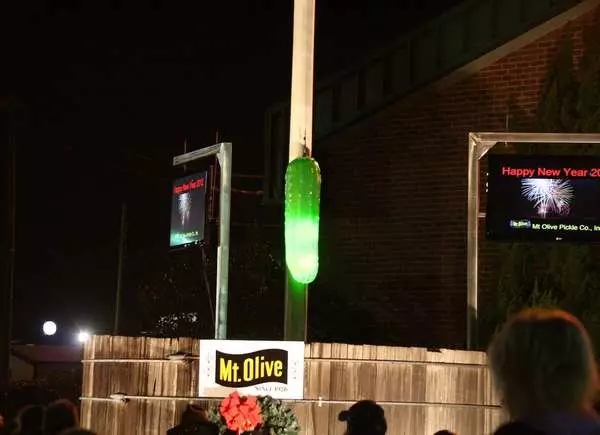 nytårsaften pickle drop