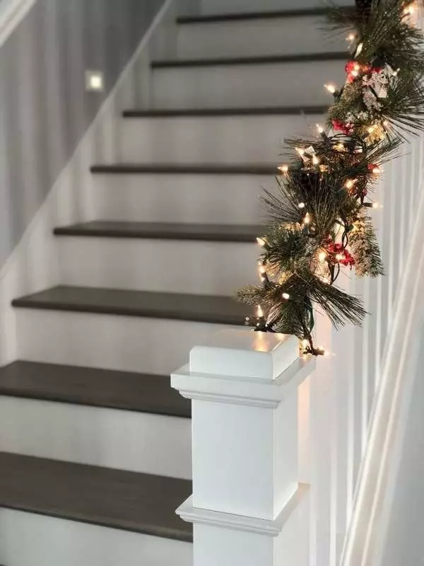 樓梯的 15 個聖誕裝飾創意