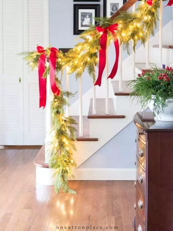 Ziemassvētku dekors kāpnēm: Garland ar lenti