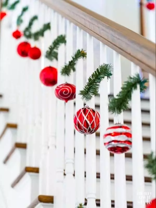 Christmas Decor rau Stairs: Liab Ornaments