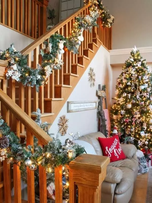 सीढ़ियों के लिए क्रिसमस की सजावट: पाले सेओढ़ लिया माला