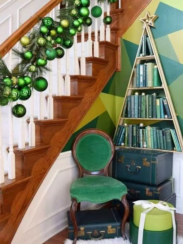 Рождественский декор для лестницы: кластеры однотонных орнаментов