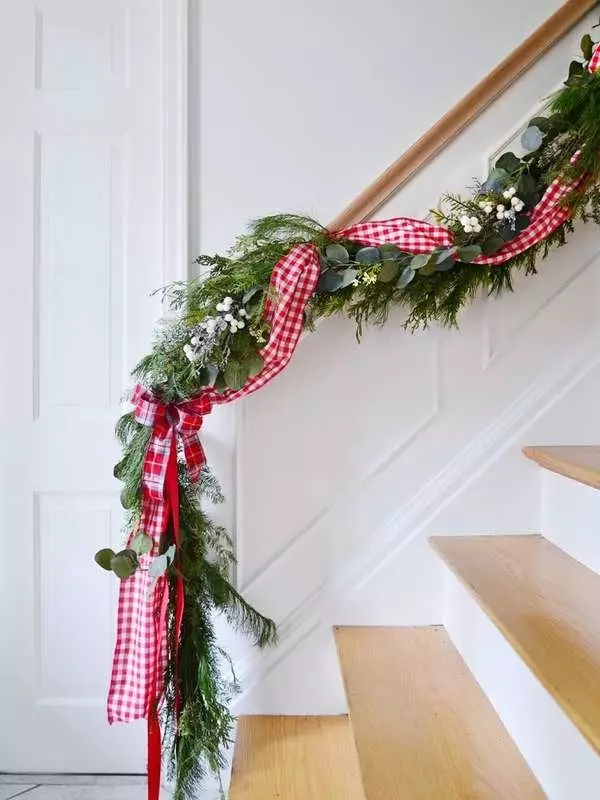 Коледна украса за стълби: панделка от гингам