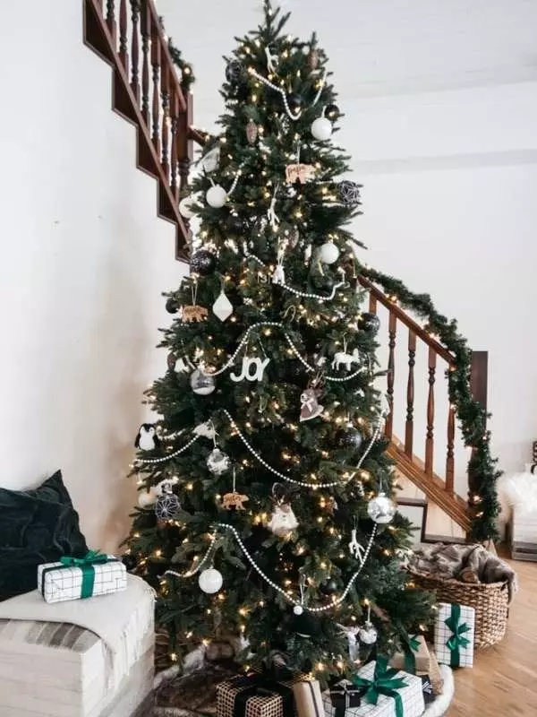Božični okras za stopnice: visoko drevo