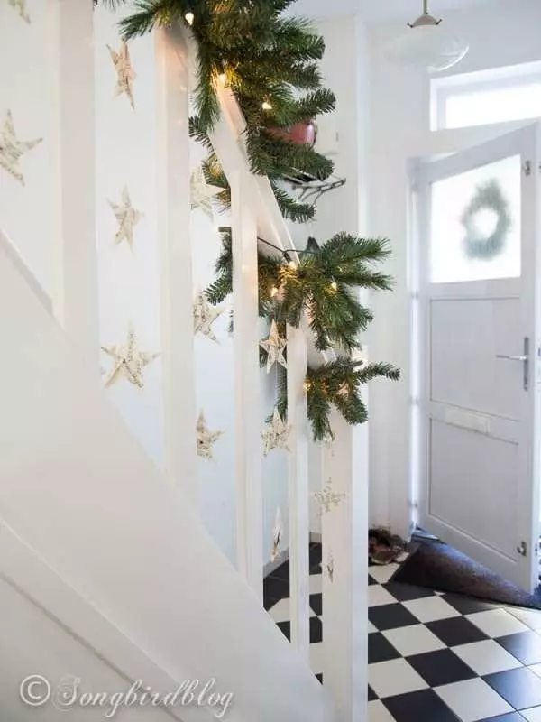 Ziemassvētku dekors kāpnēm: Nošu zvaigznes