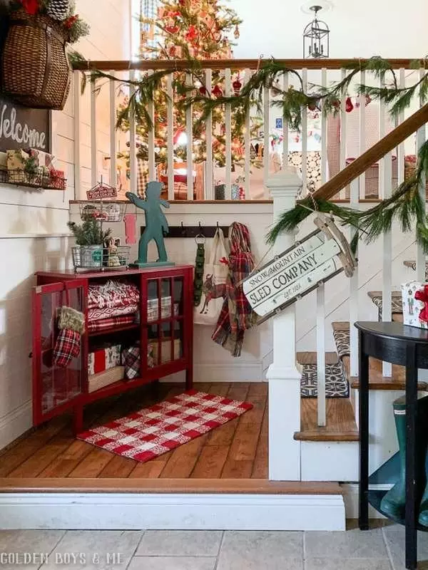 Božićni dekor za stepenice: Vintage sanjke