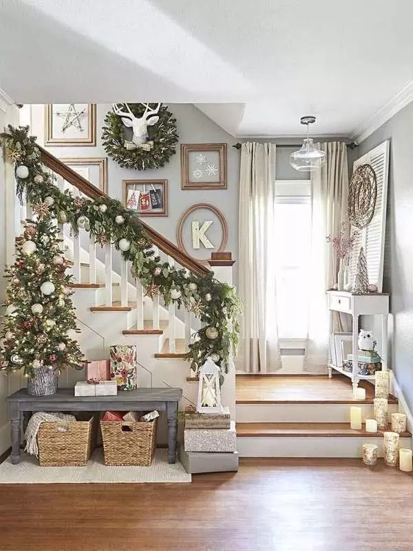 Decor de Crăciun pentru scări: Ornamente aurii