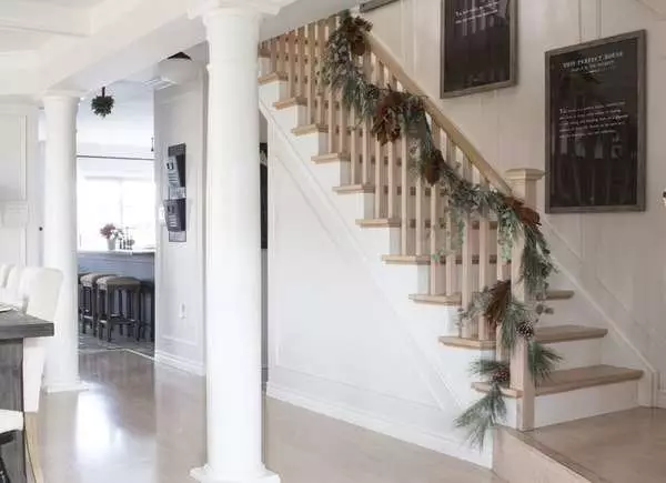 樓梯的聖誕裝飾：農舍花環